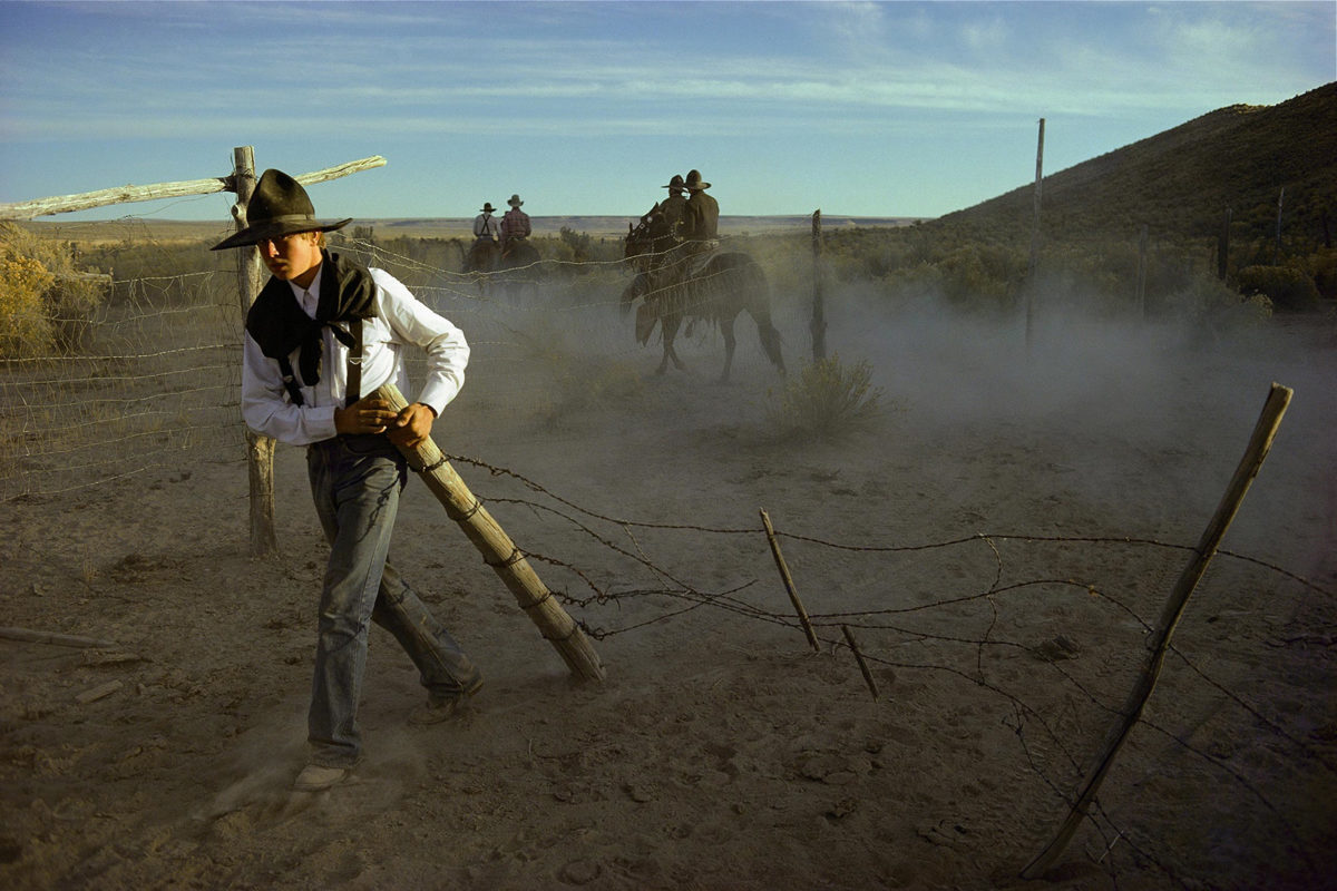 William Albert Allard, IL buckaroo closing the gate, Nevada, 1979